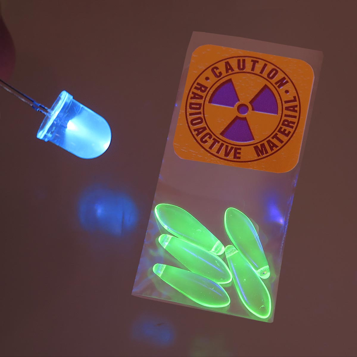 G27304 ~ Czech Radioactive Uranium Glass 5 x 16mm Dagger Beads Check S