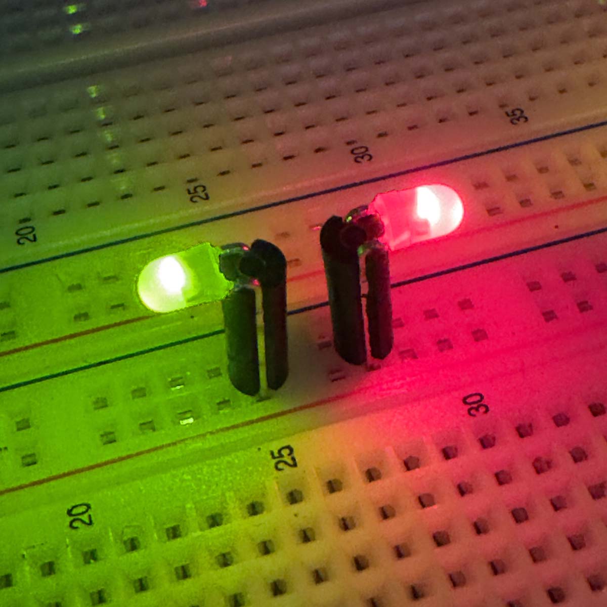 G28014 ^ (Pkg 25) ParaLight 3mm Bipolar Red Green 2 Lead LED